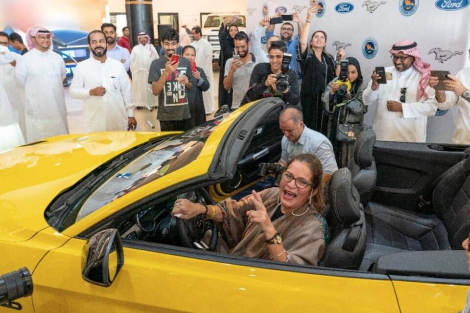 Saudita ganha um Mustang duas semanas após o fim da proibição para ...