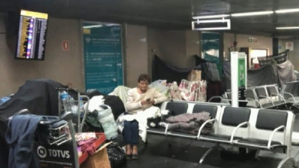 Cerca de 70 afegãos refugiados de guerra estão alojados em aeroporto de ...