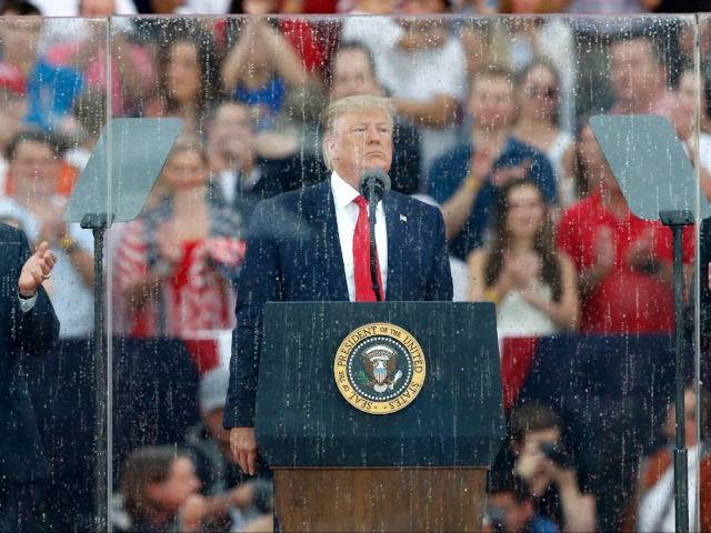 Donald Trump aparece em comício à céu aberto protegido por painéis a ...